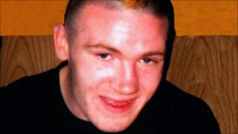 Man sought by police investigating Stevenston murder - BBC News