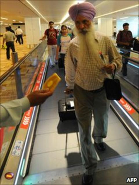 Why travelators still trundle on - BBC News