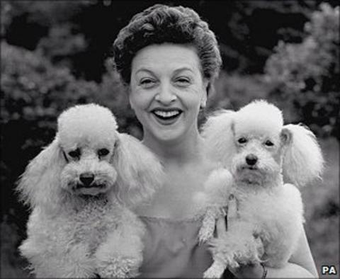 Betty Driver of Coronation Street recalls loveless childhood - BBC News