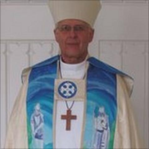 Northamptonshire woman makes bishop's cope - BBC News