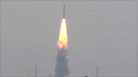 India launches largest rocket and unmanned capsule - BBC News