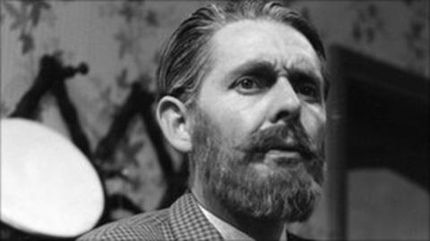 Satellite City and Pobol y Cwm actor Islwyn Morris dies - BBC News