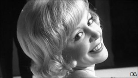 Singer Kathy Kirby dies aged 72 - BBC News