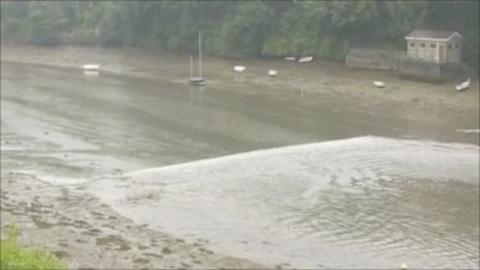 Scientists study Swiss lake tsunamis - BBC News
