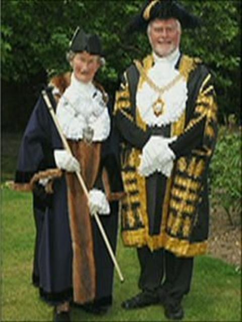 Canterbury council set to buy new £17k mayoral robes - BBC News