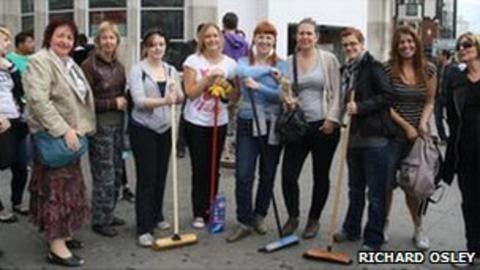England riots: Twitter and Facebook users plan clean-up - BBC News