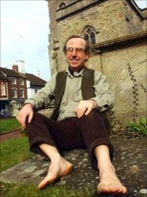 Barefoot priest's four year 'spiritual walk' - BBC News