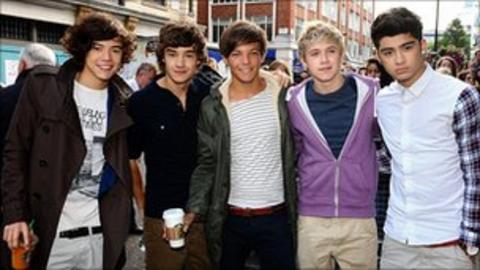 One Direction single debuts at number one - BBC News