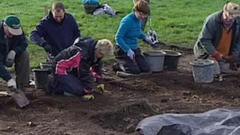 Remains of Jane Austen's Steventon home unearthed - BBC News