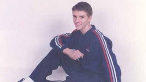 Lee Goldsmith inquiry: Arrested pair freed from bail - BBC News