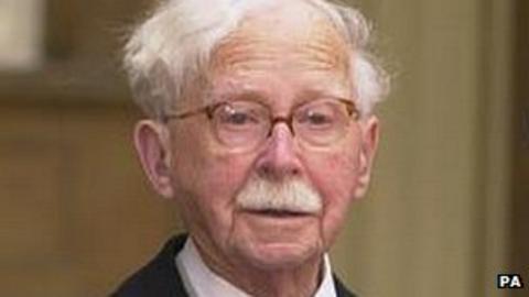 Cataract pioneer Sir Harold Ridley to be honoured with plaque - BBC News