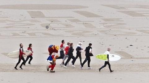 Artist Simon Beck's giant Somerset beach art - BBC News
