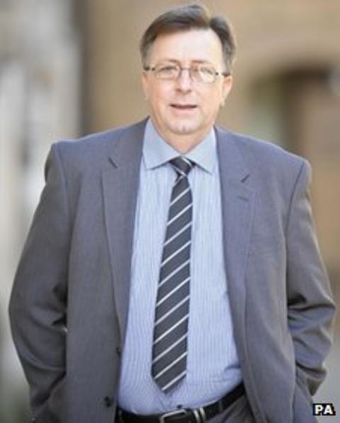 Fake barrister David Evans wore gown and wig at court - BBC News