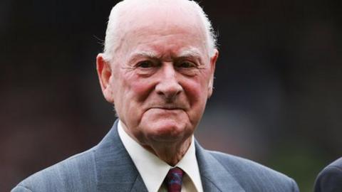 Sir Tom Finney: Why he remained a Preston North End legend - BBC Sport