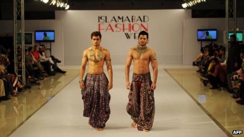 Models have fun as Pakistan fashion grows up - BBC News