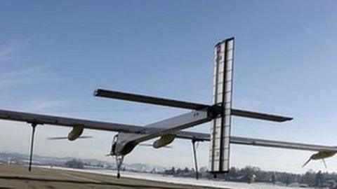Solar Impulse plane completes US journey in New York - BBC News
