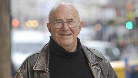 Clive James: Australian broadcaster and author dies aged 80 - BBC News