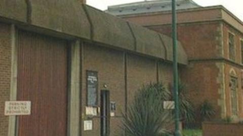 Hull Prison remains overcrowded, report finds - BBC News