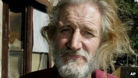 'Mole Man' home in Hackney sold for £1.12m - BBC News