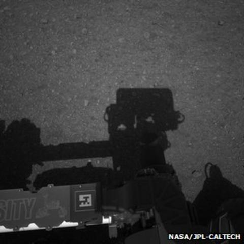Nasa's Curiosity rover lifts its navigation cameras - BBC News