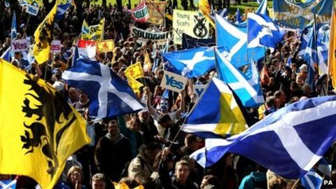 Thousands at Scottish independence rally in Edinburgh - BBC News