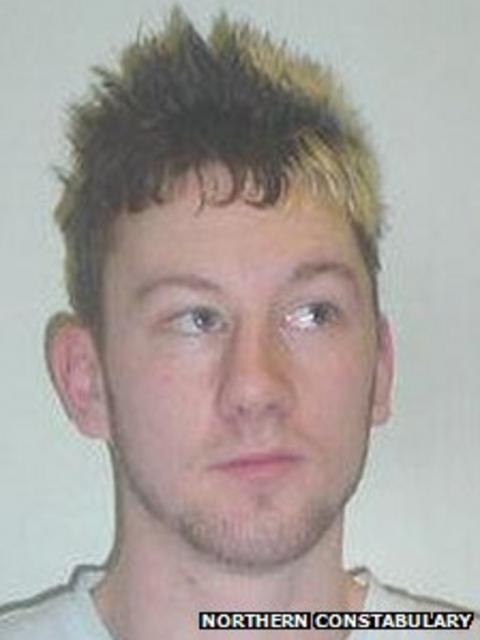 Image of court escape prisoner Michael Davidson issued by police - BBC News
