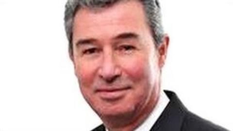 Cornwall Council leader Alec Robertson loses confidence vote - BBC News