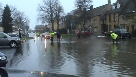 Flood warnings for Oxfordshire after heavy rain - BBC News