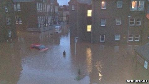 Stonehaven's flood-hit homes evacuated - BBC News