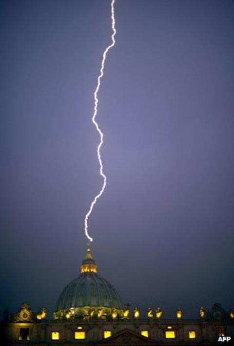 What is the chance of lightning striking St Peter's? - BBC News