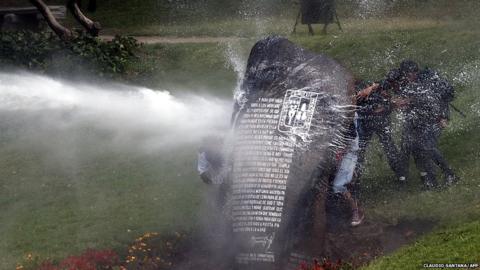 Day in pictures: 8 March 2013 - BBC News