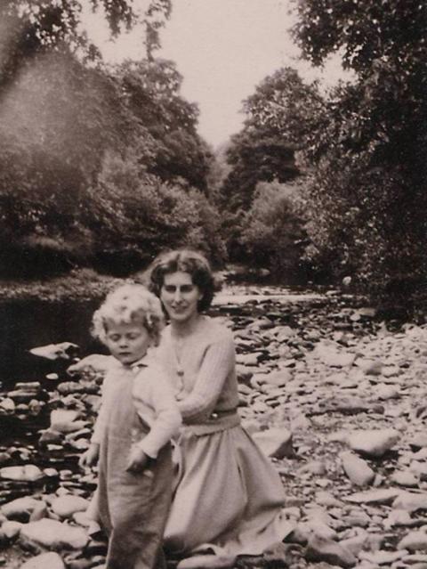 Elsi Eldridge: Art work by wife of RS Thomas on show - BBC News