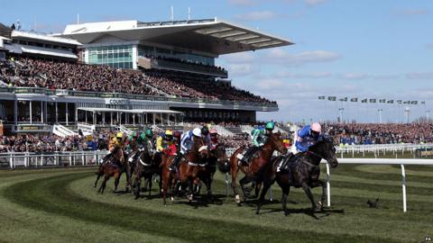 In pictures: Crowds flock to Aintree for Grand National meeting - BBC News