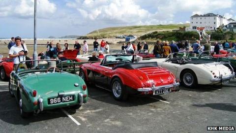 Sports car creator Donald Healey remembered in Perranporth - BBC News