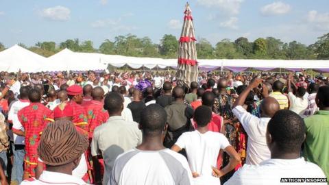 Igbo burials: How Nigeria will bid farewell to Achebe - BBC News