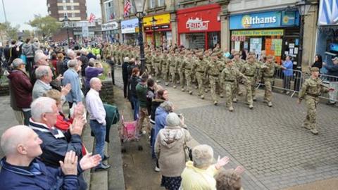 Homecoming parade in Burnley for returning soldiers - BBC News