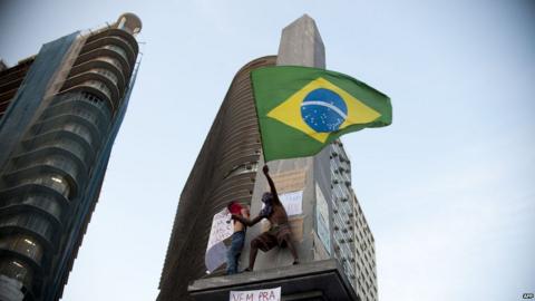 Day in pictures: 21 June 2013 - BBC News