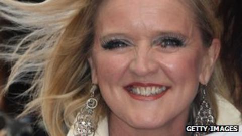 Singer Bernie Nolan dies aged 52 - BBC News