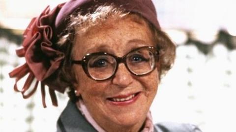 Memorial to Dame Thora Hird unveiled in Morecambe - BBC News