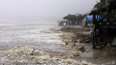 Mexico hit by Hurricane Ingrid and Tropical Storm Manuel - BBC News