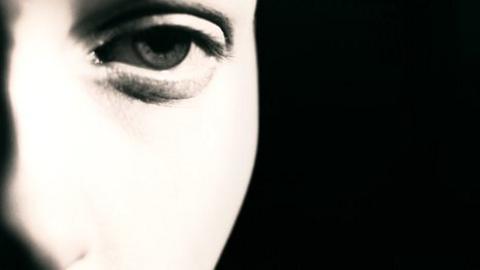 Prosopagnosia: How face blindness means I can't recognise my mum - BBC News