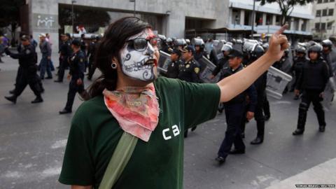 Day in pictures: 17 October 2013 - BBC News