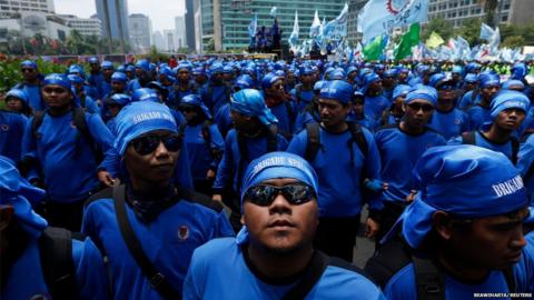 Day in pictures: 17 October 2013 - BBC News