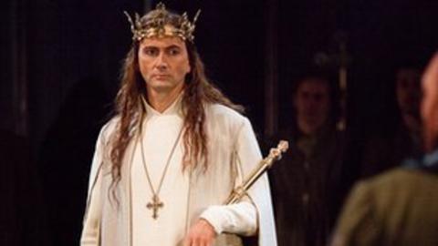 David Tennant's long-haired Richard II rules at RSC - BBC News