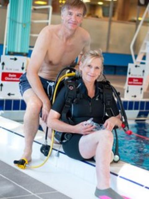 London amputee learns to scuba dive with one leg - BBC News