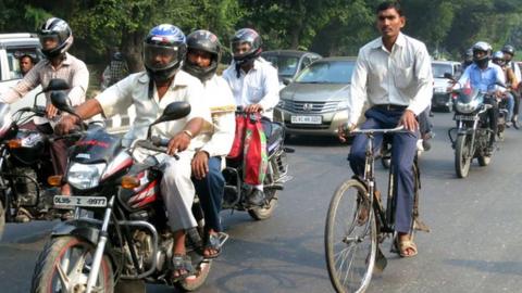 Cyclists feeling the squeeze on India's roads - BBC News
