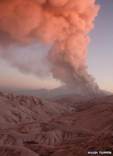 Volcanic obsidian lava flows for a year - BBC News