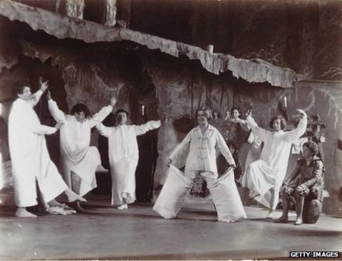 Why did theatre turn its back on original Peter Pan? - BBC News