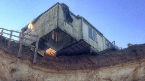Happisburgh: The Norfolk village crumbling into the sea - BBC News