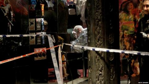 In pictures: Apollo Theatre ceiling collapse - BBC News